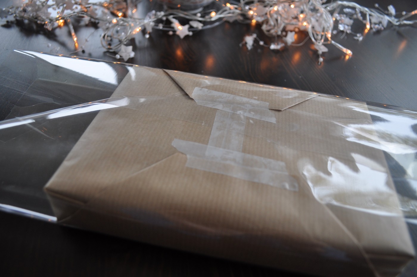 Kerstcadeaus inpakken met bruin papier & doorzichtige folie