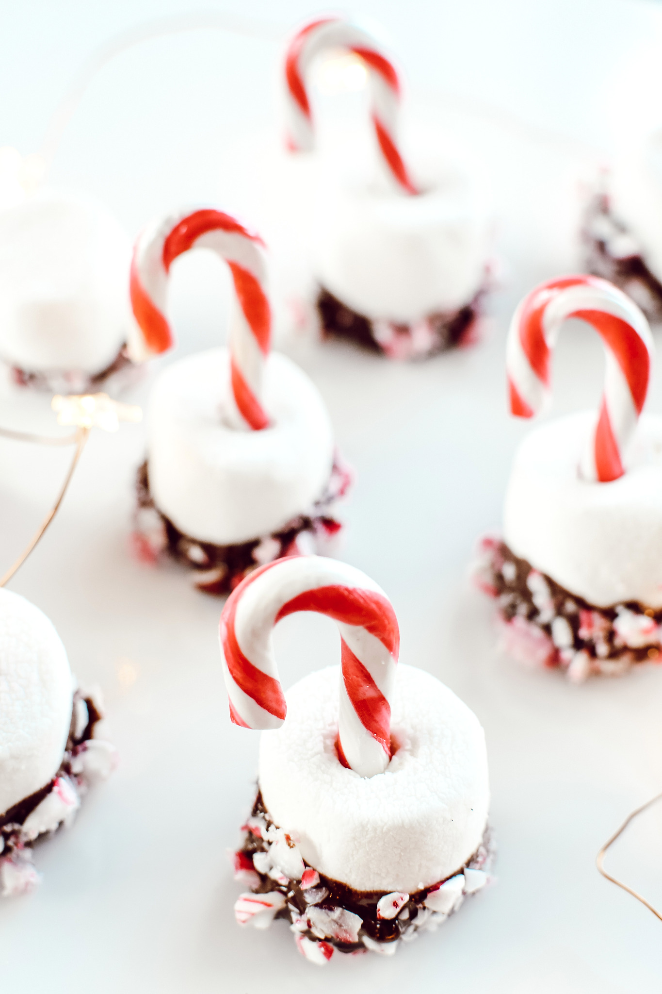 Receptje: candy cane marshmallows met chocolade - Christmaholic.nl