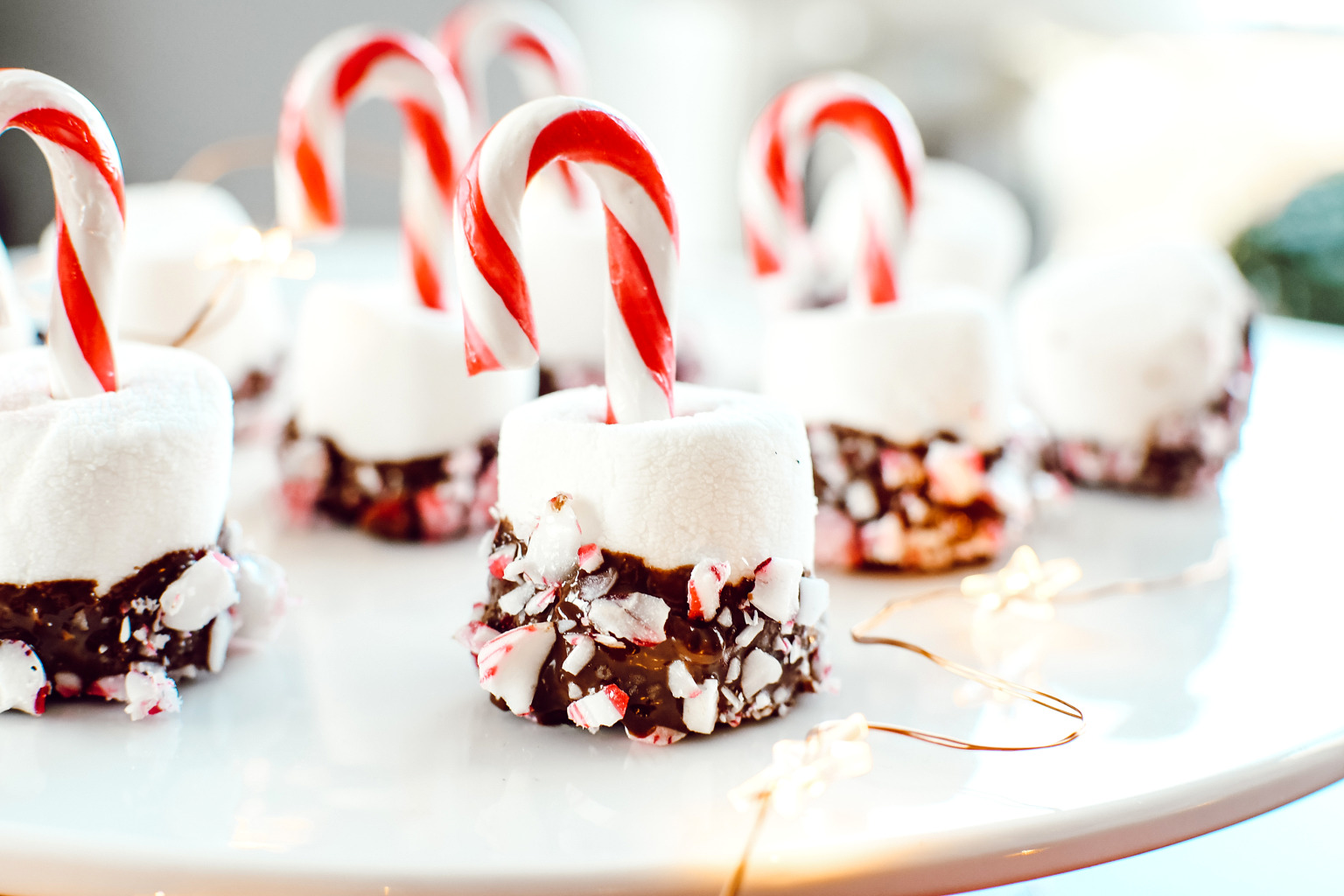 Receptje: candy cane marshmallows met chocolade - Christmaholic.nl
