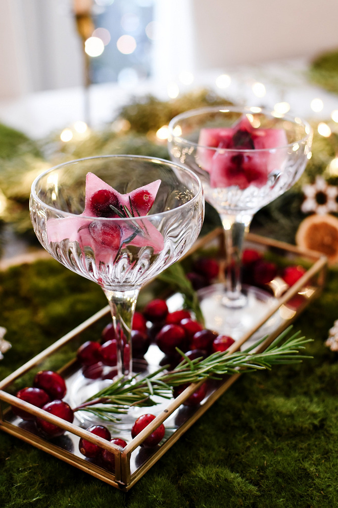 Kerstcocktail met cranberrysap & feestelijke ijsklontjes - Christmaholic.nl