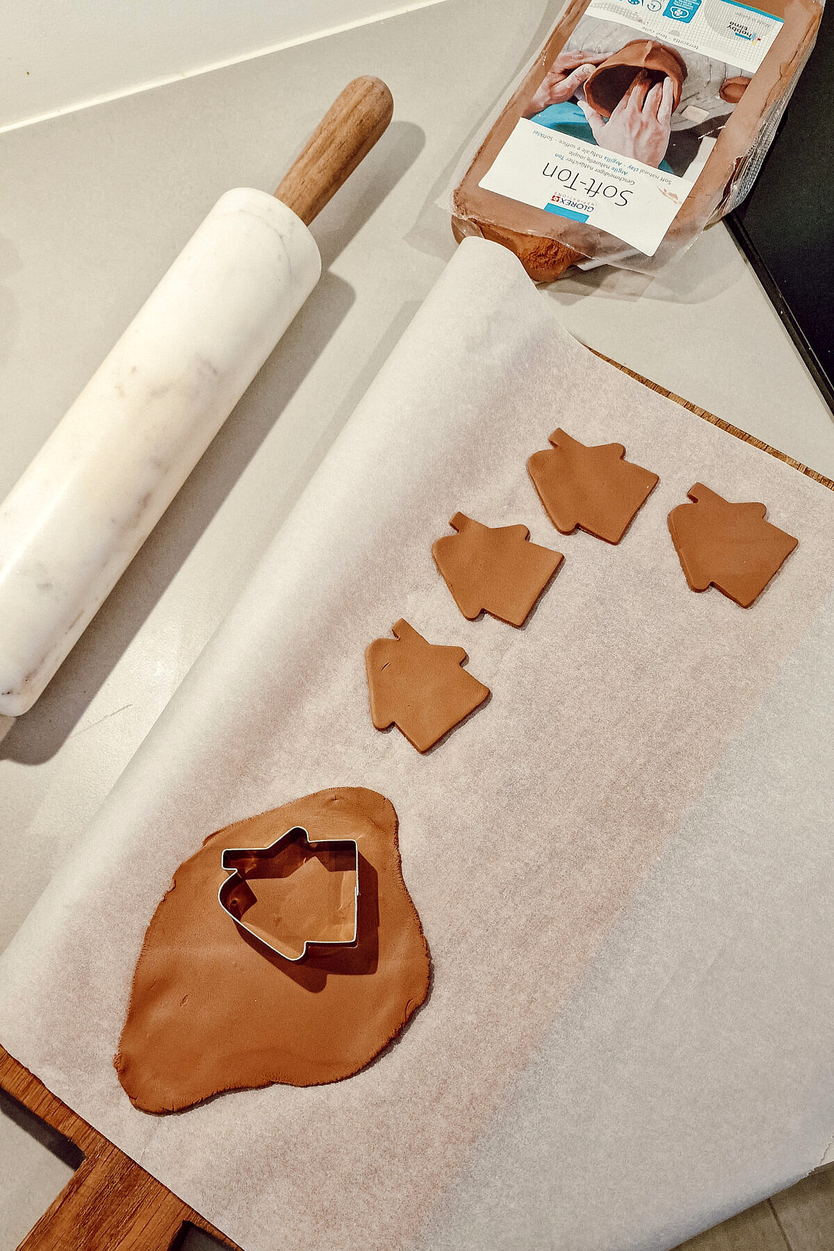 DIY | Gingerbread gift tags van klei maken - Christmaholic.nl
