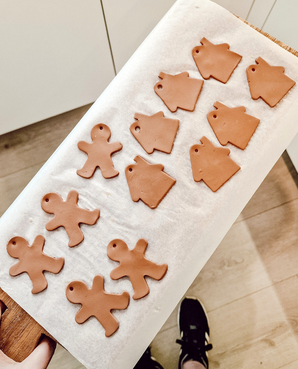 DIY | Gingerbread gift tags van klei maken - Christmaholic.nl