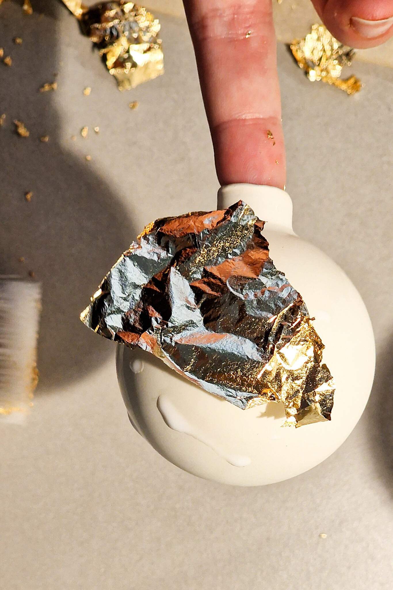 DIY | Kerstballen upcyclen met bladgoud - Christmaholic.nl