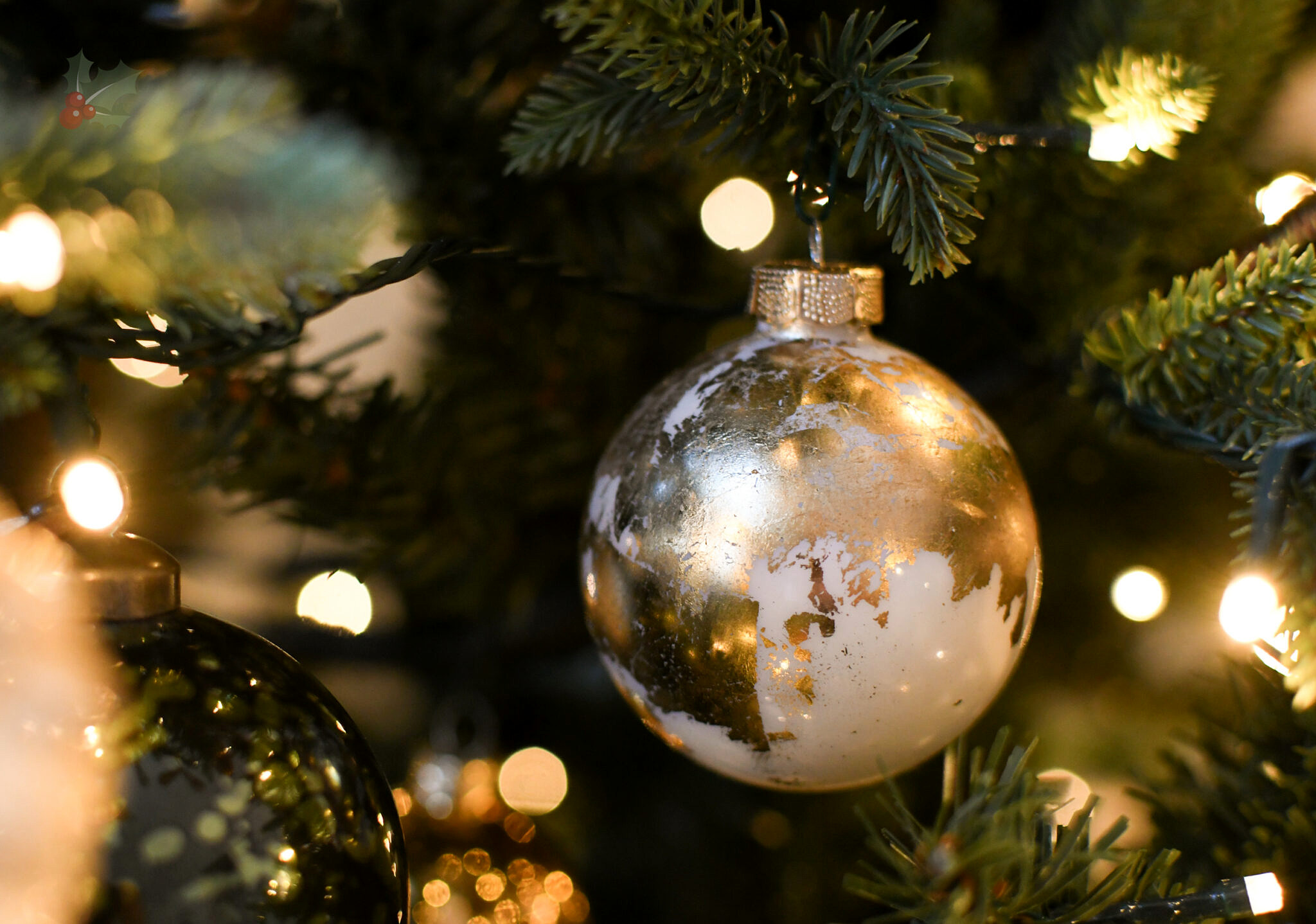 DIY | Kerstballen upcyclen met bladgoud - Christmaholic.nl