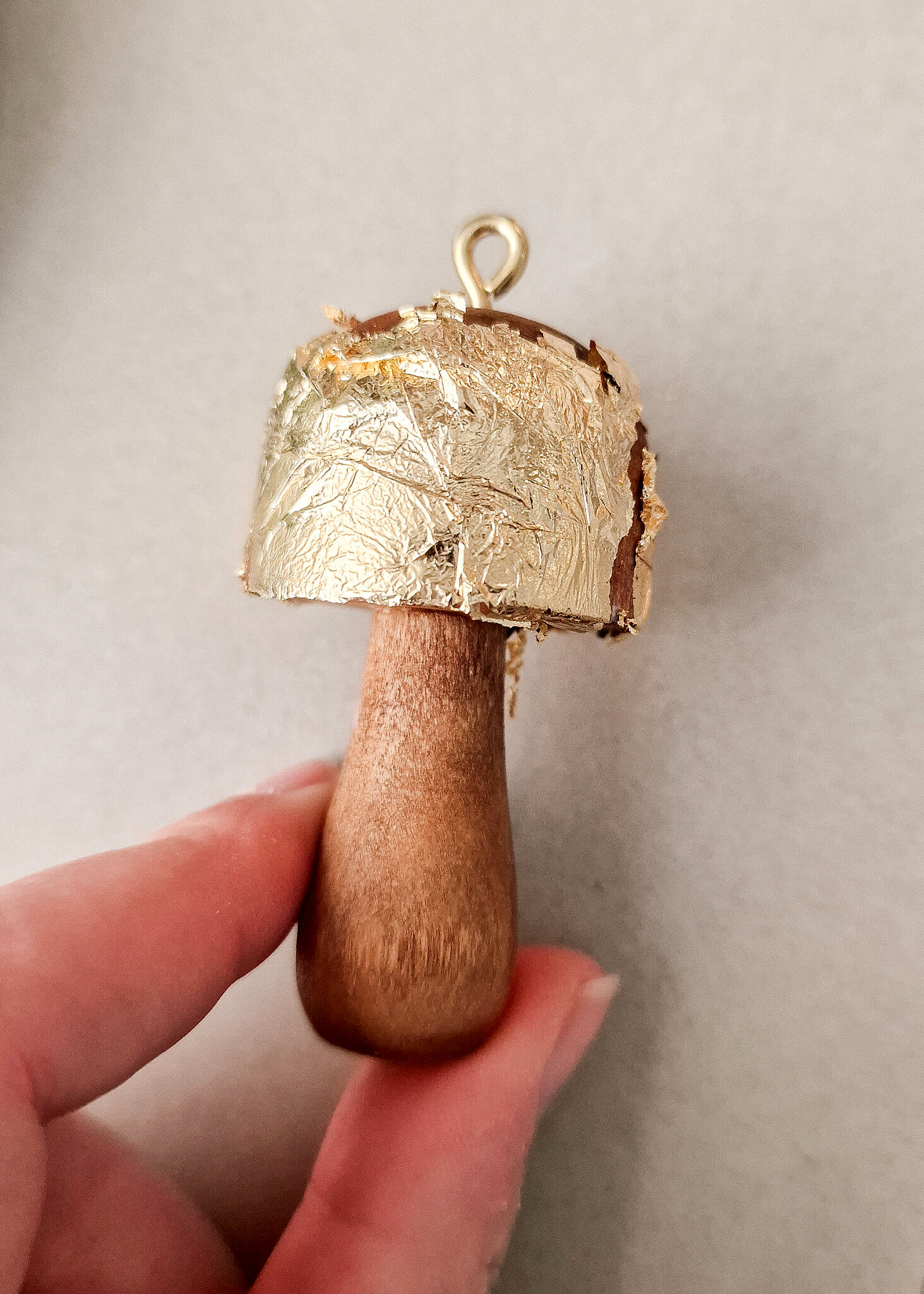DIY | Kerst ornamenten: paddenstoelen met mos & bladgoud - Christmaholic.nl